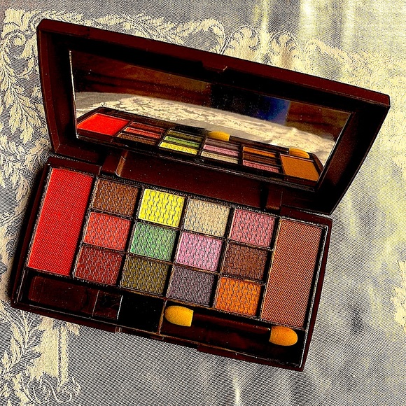 Makeup | Nwot Giovi Makeup Palette Blush And Eyeshadow | Poshmark